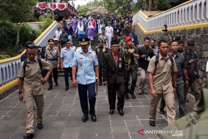 Panglima TNI ziarah ke makam Soeharto - ANTARA News Bangka Belitung Panglima TNI ziarah ke makam Soeharto - ANTARA News Bangka Belitung