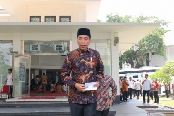 Jokowi tinjau kesiapan normal baru di masjid Istana Jakarta - ANTARA ... Jokowi tinjau kesiapan normal baru di masjid Istana Jakarta - ANTARA ...