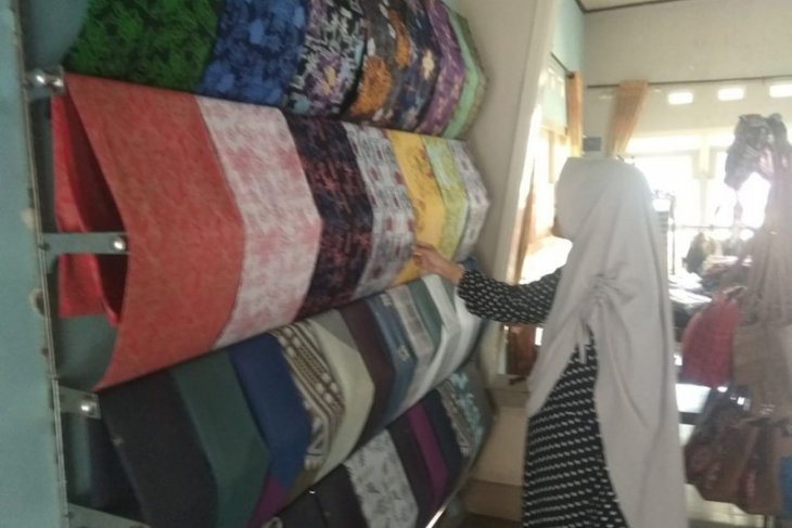 Hari Batik Nasional, toko batik di Lebak dipadati pembeli - ANTARA News ...
