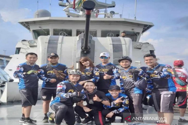 Ribuan goweser serbu KRI Tombak 629 - ANTARA News Kalimantan Selatan