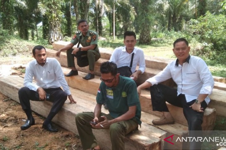 Polisi-KPHP Mukomuko amankan 138 batang kayu ilegal - ANTARA News Bengkulu
