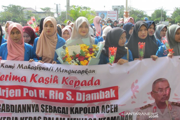 Bawa bunga, puluhan mahasiswa sambangi Polda Aceh - ANTARA News Aceh Bawa bunga, puluhan mahasiswa sambangi Polda Aceh - ANTARA News Aceh