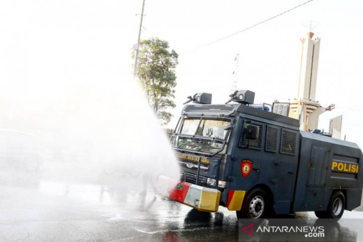 Polda kerahkan water cannon untuk penyemprotan disinfektan - ANTARA ... Polda kerahkan water cannon untuk penyemprotan disinfektan - ANTARA ...
