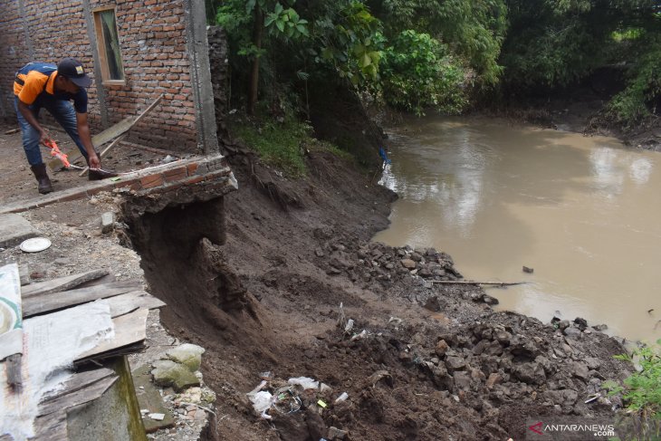 Tanggul longsor akibat banjir