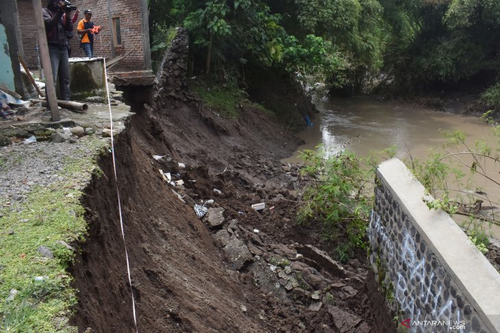 Tanggul longsor akibat banjir