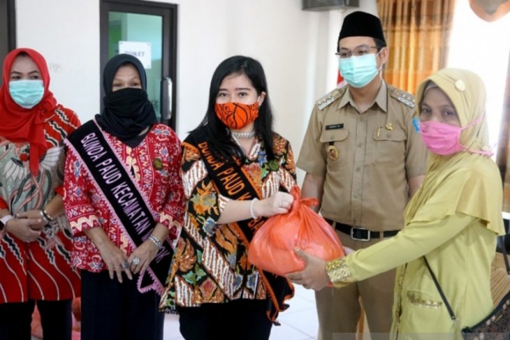 Bupati Bangka Barat salurkan bantuan paket sembako kepada guru honorer ... Bupati Bangka Barat salurkan bantuan paket sembako kepada guru honorer ...