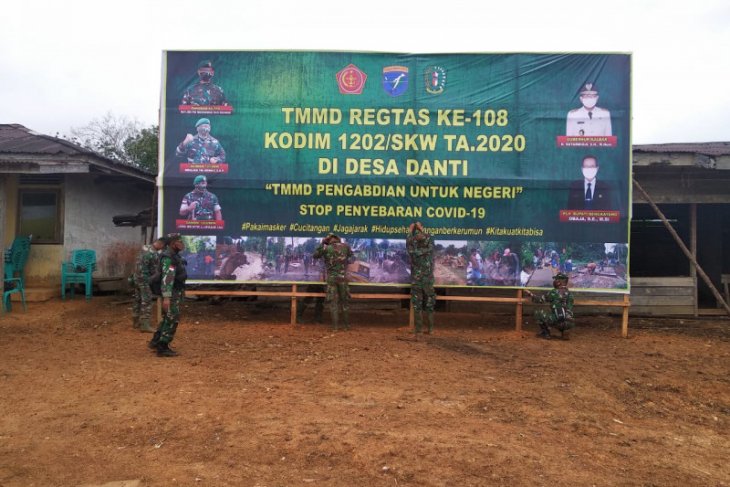 Satgas TMMD pasang banner imbaun pencegahan COVID-19 - ANTARA News ...