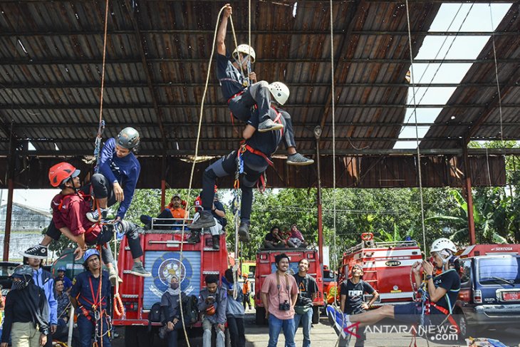 Latihan bersama Vertical Rescue