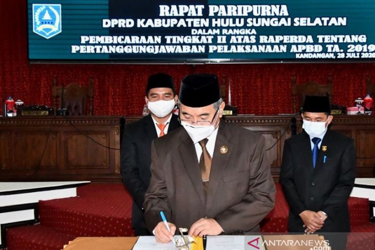 Semua Fraksi DPRD HSS bulat sepakati Raperda Pertanggungjawaban APBD 2019 menjadi Perda - ANTARA ...