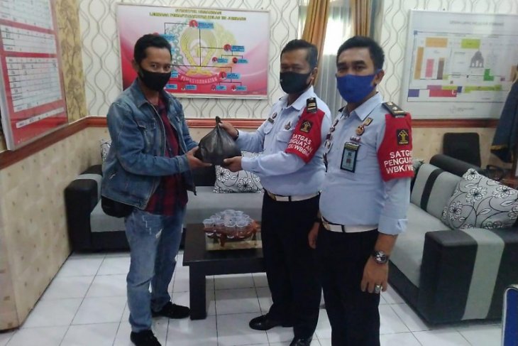 Petugas Lapas Jombang gagalkan penyelundupan 1.000 obat terlarang yang ... Petugas Lapas Jombang gagalkan penyelundupan 1.000 obat terlarang yang ...