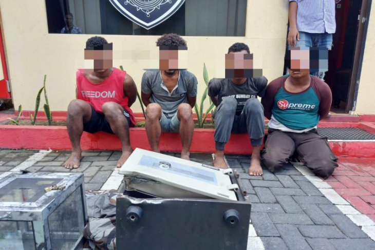 Ditreskrimum Polda Malut tangkap komplotan pembobol brankas di Ternate ... Ditreskrimum Polda Malut tangkap komplotan pembobol brankas di Ternate ...