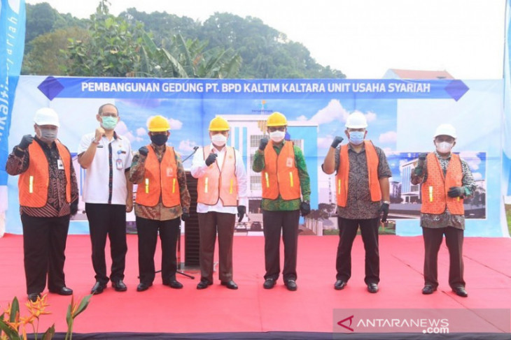 Gubernur Letakan Batu Pertama Gedung PT BPD Kaltimtara Unit Usaha ...