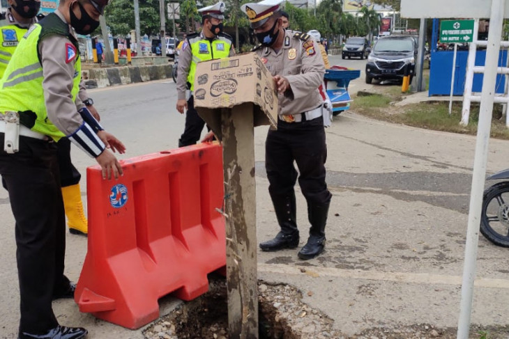 Ekses banjir, Polantas pasang rambu peringatan di jalan rusak Aceh ...