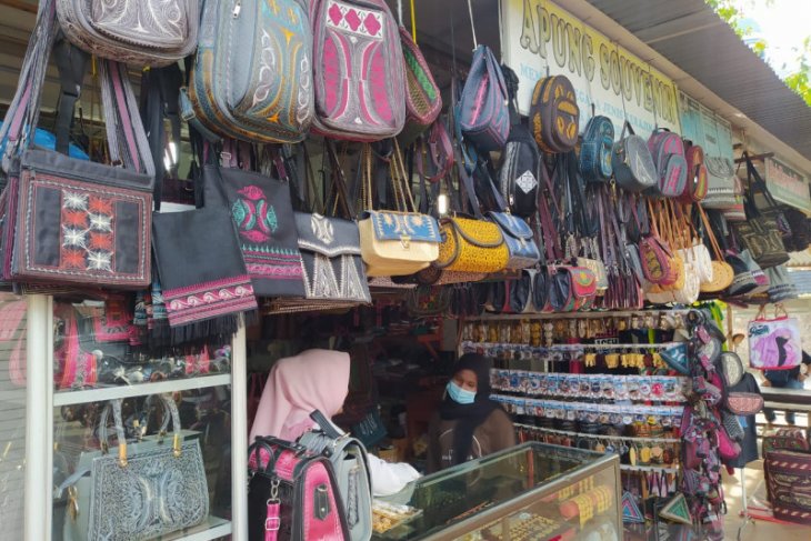 Penjualan souvenir khas Aceh mulai bergairah jelang akhir tahun ...