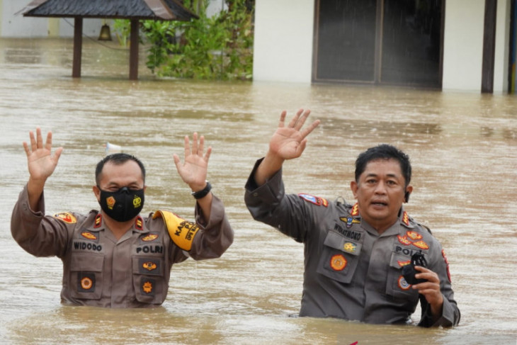 Polda Kalsel berikan bantuan sembako untuk korban banjir - ANTARA News Kalimantan Selatan