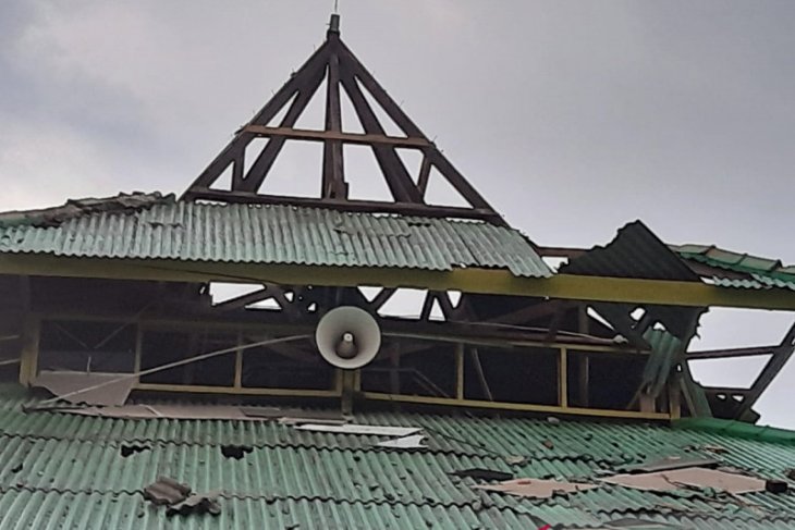 Kubah masjid Baiturrahim Bangka rusak akibat tersambar petir - ANTARA ... Kubah masjid Baiturrahim Bangka rusak akibat tersambar petir - ANTARA ...