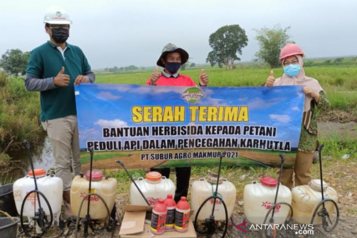 Gotong royong PT Subur Agro Makmur dan berbagi herbisida untuk petani ...