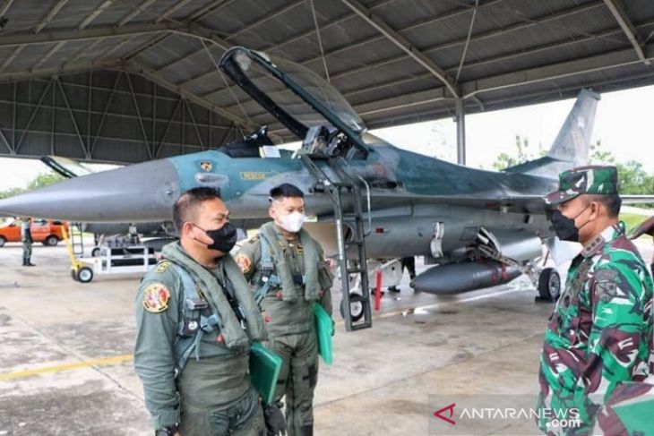 Pesawat F-16 Skadron 16 mengudara di langit Sabang dan Banda Aceh ...