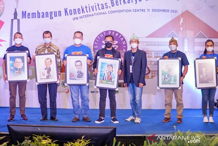 Alumni IPB angkatan 33 bagikan beasiswa pada perayaan reuni perak ...