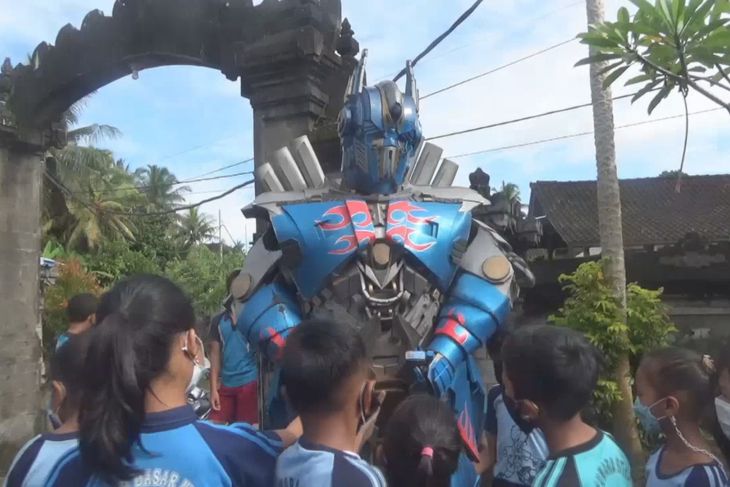 Polisi Tabanan-Bali hadirkan Robot Transformer saat vaksinasi anak ...