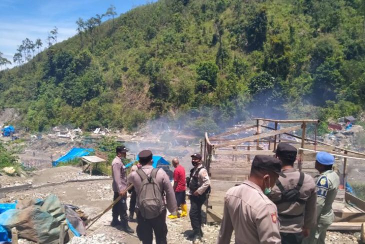 Polres Buru kosongkan tambang emas ilegal di Gunung Botak, tegakkan aturan - ANTARA News Ambon ...