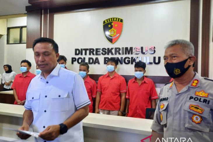 Polda Bengkulu tangkap 6 tersangka penimbun BBM solar subsidi - ANTARA ... Polda Bengkulu tangkap 6 tersangka penimbun BBM solar subsidi - ANTARA ...