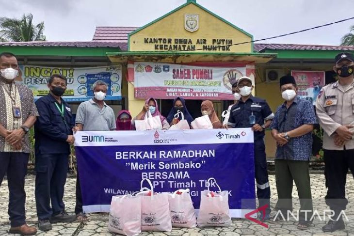 PT Timah bagikan 1.000 sembako bantu warga di Muntok - ANTARA News Bangka Belitung