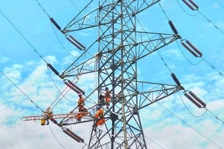 PLN ganti tiga keping isolator amankan listrik saat Lebaran 2022 ...