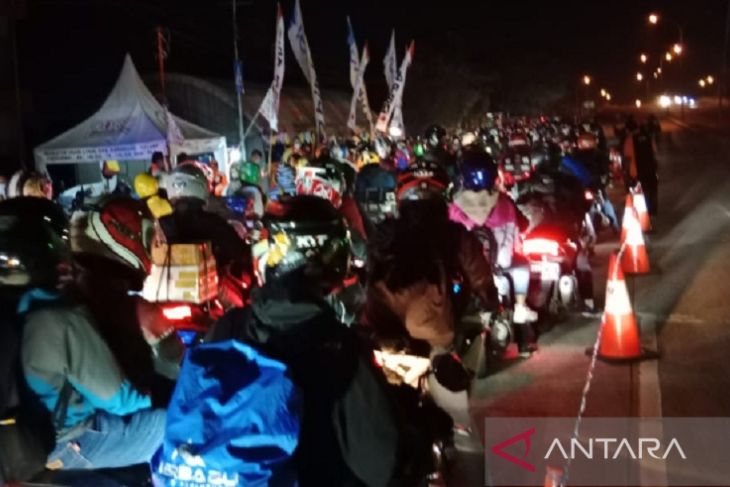 Pemudik gunakan sepeda motor padati jalan arteri Karawang hingga jalur Pantura - ANTARA News ...