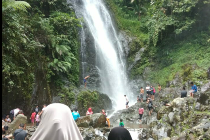 Pengunjung wisata alam Curug Cigentis Karawang diperkirakan melonjak ...