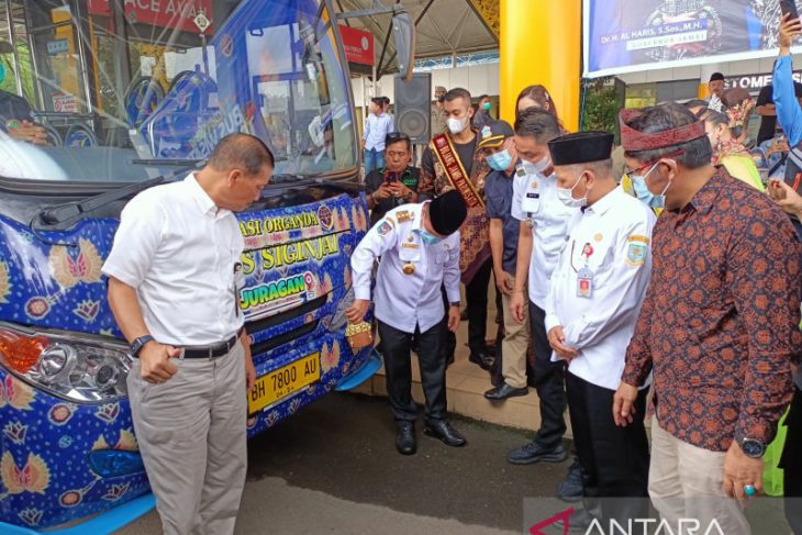 Bus Trans Siginjai Rute Bandara Sultan Thaha - Candi Muaro Jambi resmi beroperasi - ANTARA News ...