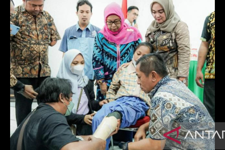 Pemkab Karawang salurkan ratusan alat bantu untuk penyandang disabilitas - ANTARA News Megapolitan