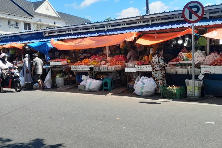 Disperindag tata pedagang pasar buah di Ternate - ANTARA News Ambon, Maluku