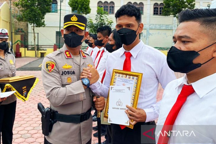Polres Samosir beri penghargaan kepada personel berprestasi - ANTARA ... Polres Samosir beri penghargaan kepada personel berprestasi - ANTARA ...