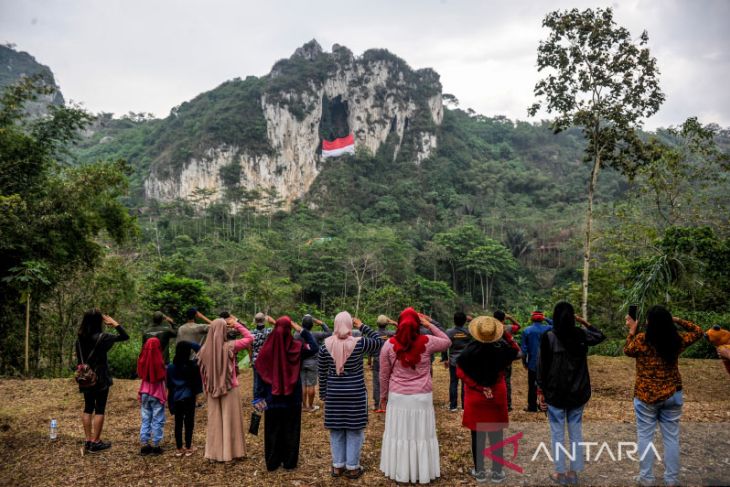 Upacara kemerdekaan di Tebing Hawu - ANTARA News Jawa Barat