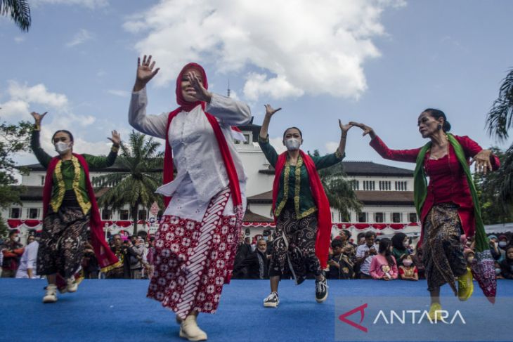 Festival Tari Ketuk Tilu HUT Jawa Barat