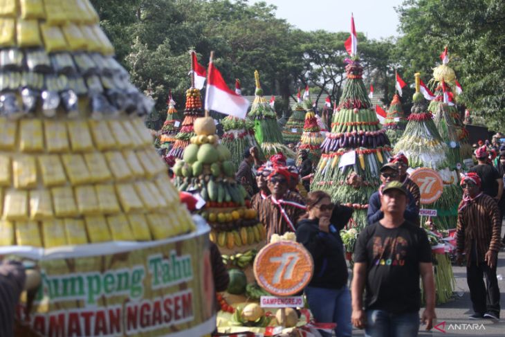 Kirab 77 gunungan hasil bumi - ANTARA News Jawa Timur Kirab 77 gunungan hasil bumi - ANTARA News Jawa Timur