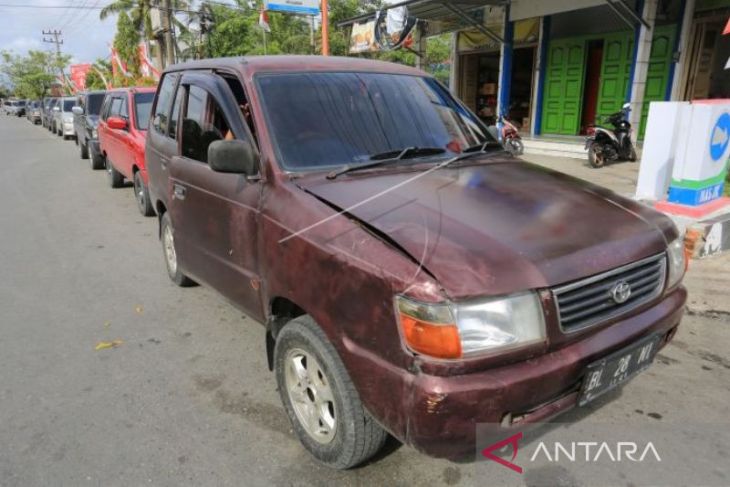 Ratusan kendaraan mengantre BBM solar setiap hari di Aceh Barat, begini ...