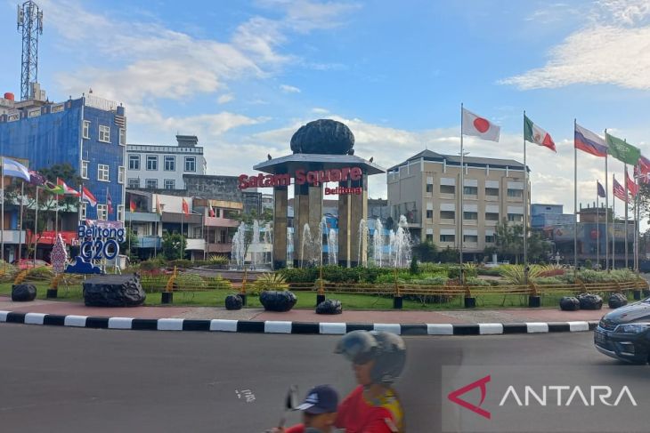 Pemkab Belitung pasang bendera delegasi G20 di Bundaran Tugu Satam ...