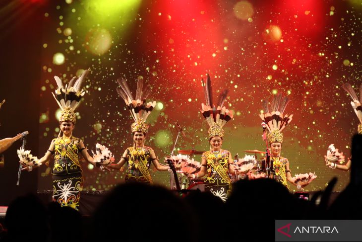 Aksi Wagub main drum dan gemulai penari Kenyah di Konser Iwaan Fals ... Aksi Wagub main drum dan gemulai penari Kenyah di Konser Iwaan Fals ...