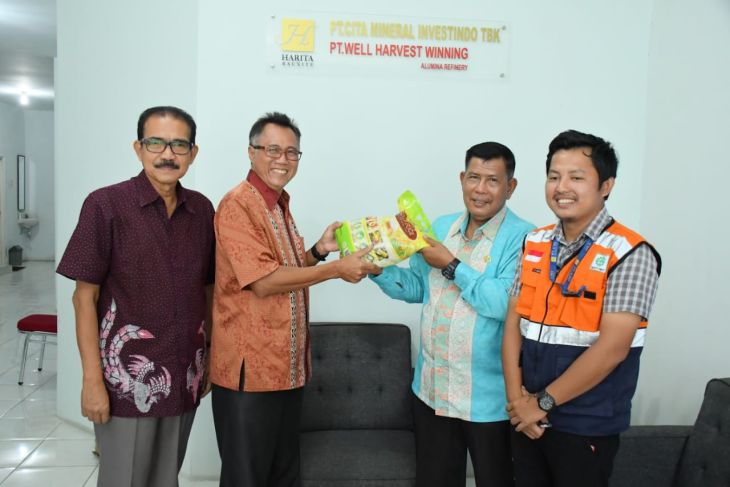 PT CMI bantu 8 ton beras untuk warga Kayong Utara - ANTARA News Kalimantan Barat