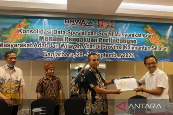 AMAN dan BRWA serahkan 237 peta wilayah tanah adat ke Pemprov Kalsel ...