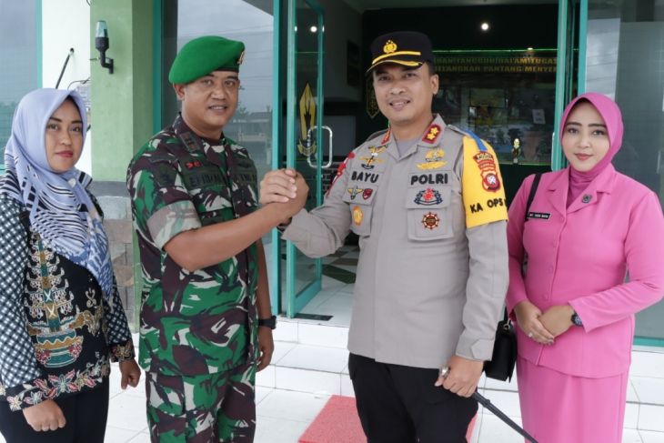 Polisi komitmen sinergi dengan TNI amankan perbatasan - ANTARA News Kalimantan Barat