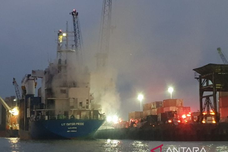 Kapal kontainer muat hasil bumi terbakar di Tanjung Perak - ANTARA News Jawa Timur