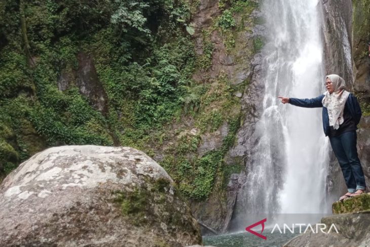 Pj. Bupati Tapteng kagumi keindahan Air Terjun Sipitu-Pitu - ANTARA ...