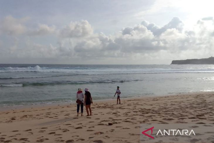 Pantai Gondo Mayit, pesonanya tak seseram namanya - ANTARA News Jawa Timur