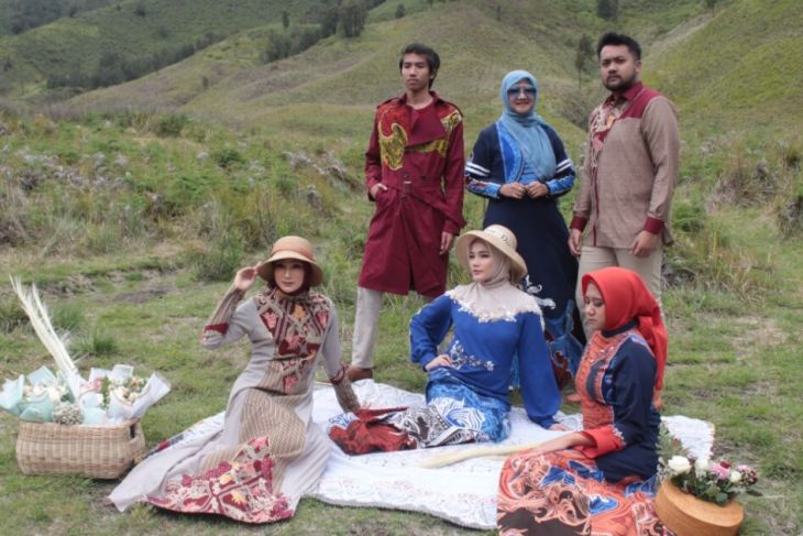 Batik khas Probolinggo dipamerkan di Indonesia Modest Fashion Week ...