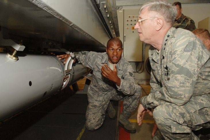 Rusia: Kerahkan bom B61-12 ke Eropa, AS turunkan "ambang batas nuklir ...