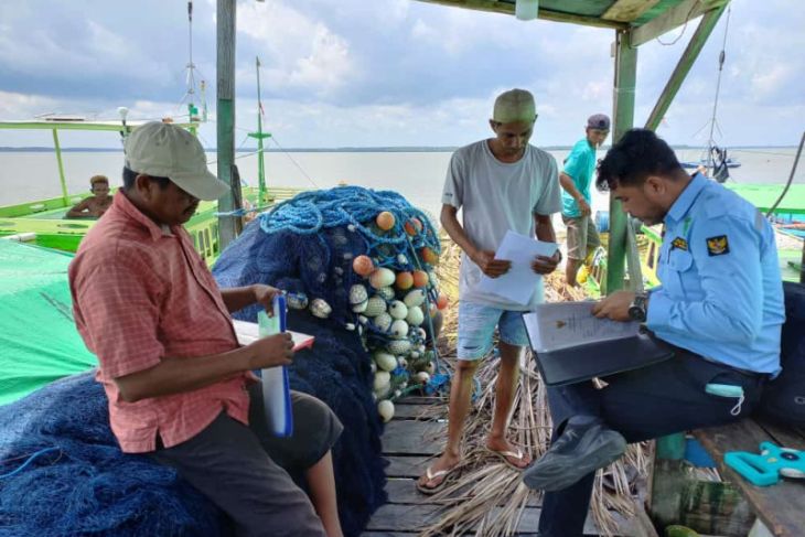 Puluhan kapal nelayan di Tanjung Harapan Kabupaten Paser ditertibkan ...