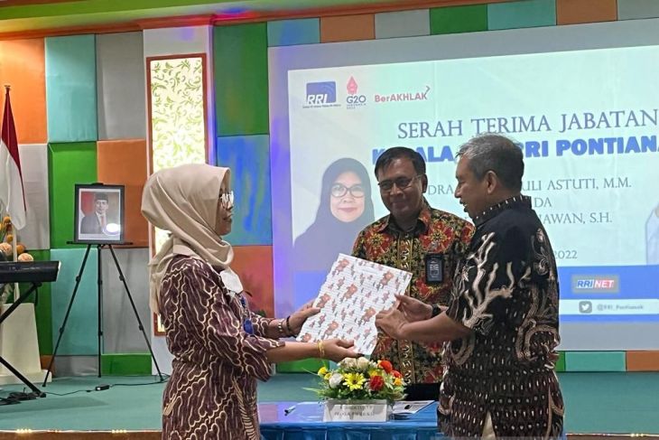 Kepala LPP RRI Pontianak komitmen bangun radio dengan menarik - ANTARA ...